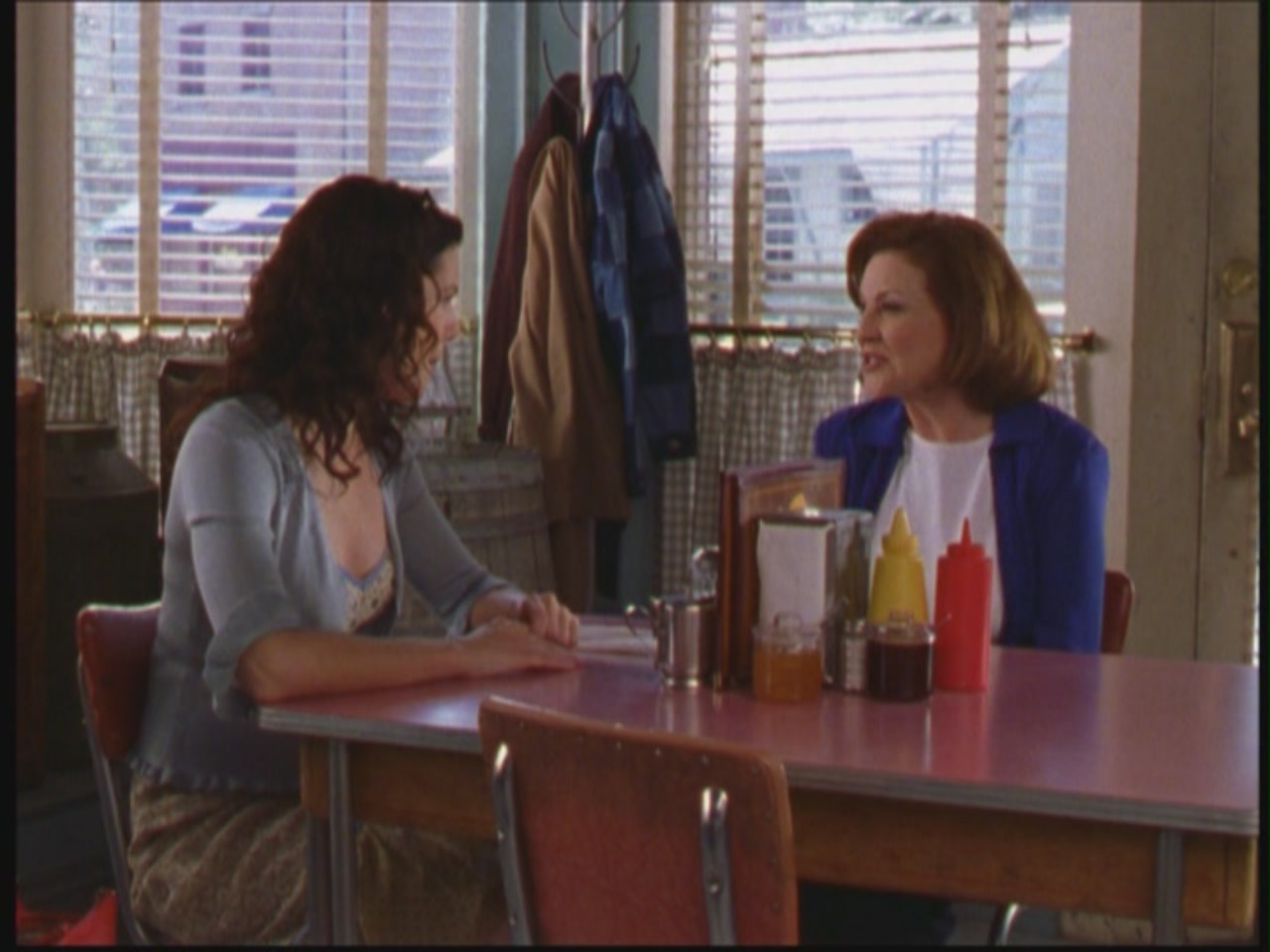 3.02 Haunted Leg - GG302-00693 - Gilmore Girls Screencaps